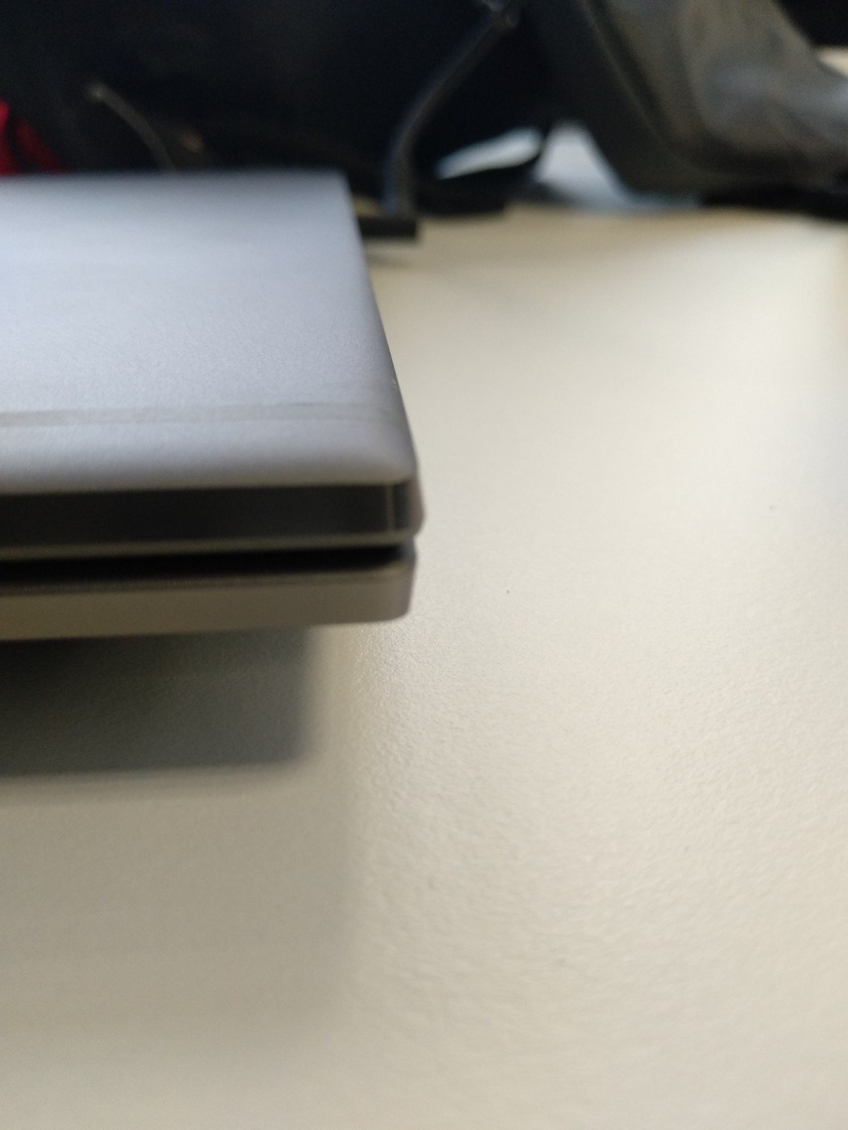 Solved: A worrisome laptop hinge - HP Support Community - 6880724