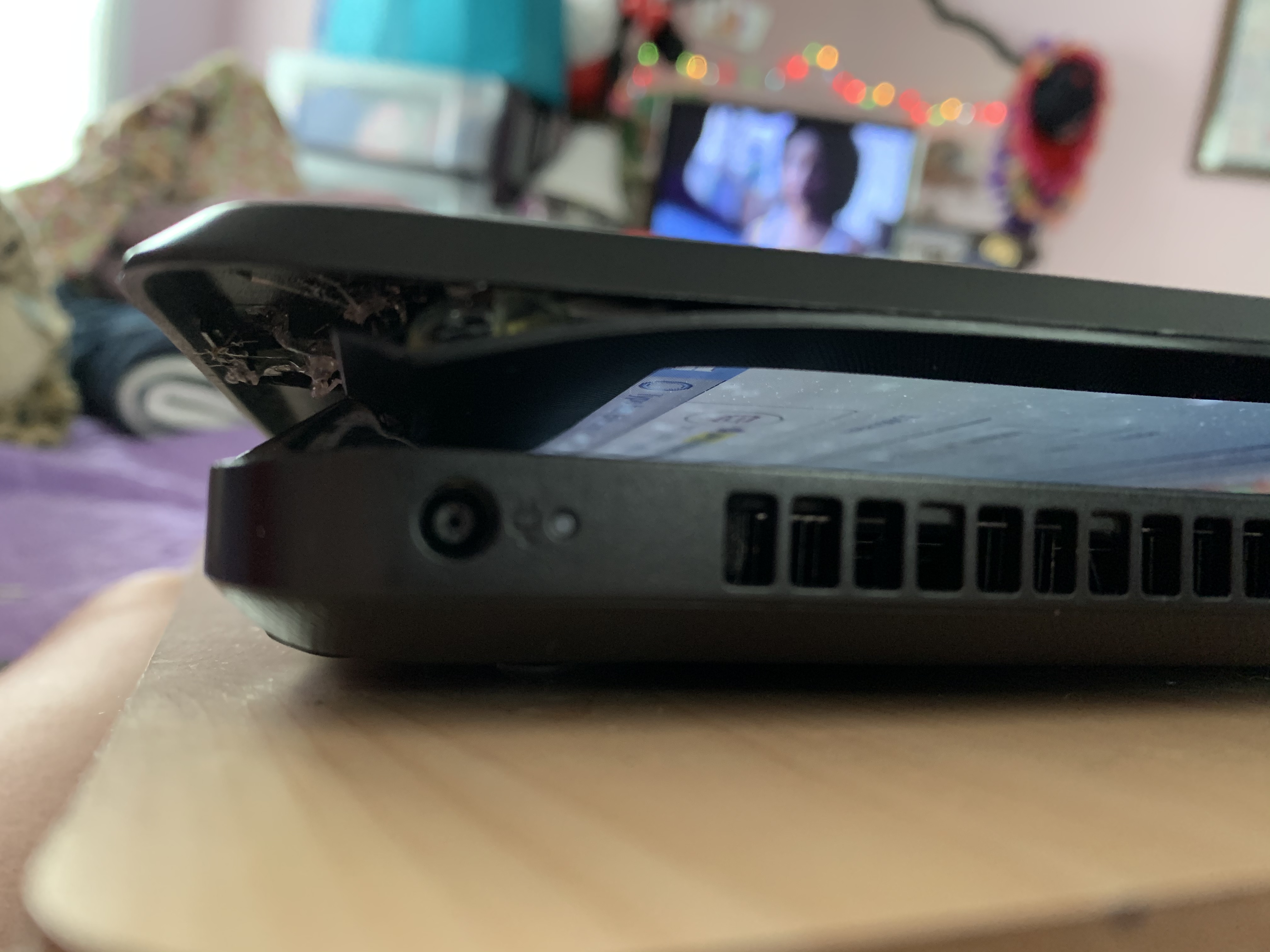 Broken hinge/lid - HP Support Community - 7619267