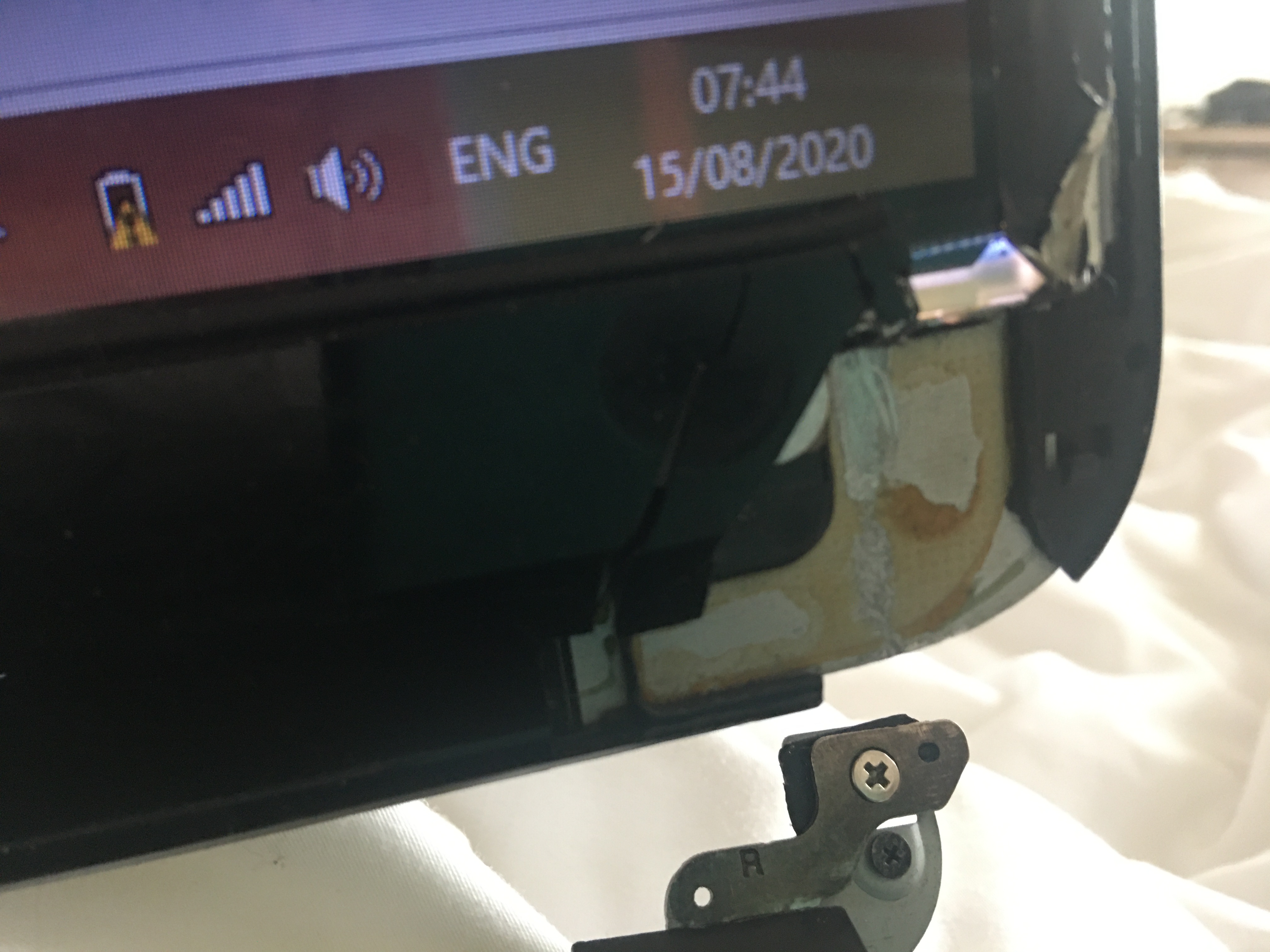 Solved: broken monitor case - HP Support Community - 7732257