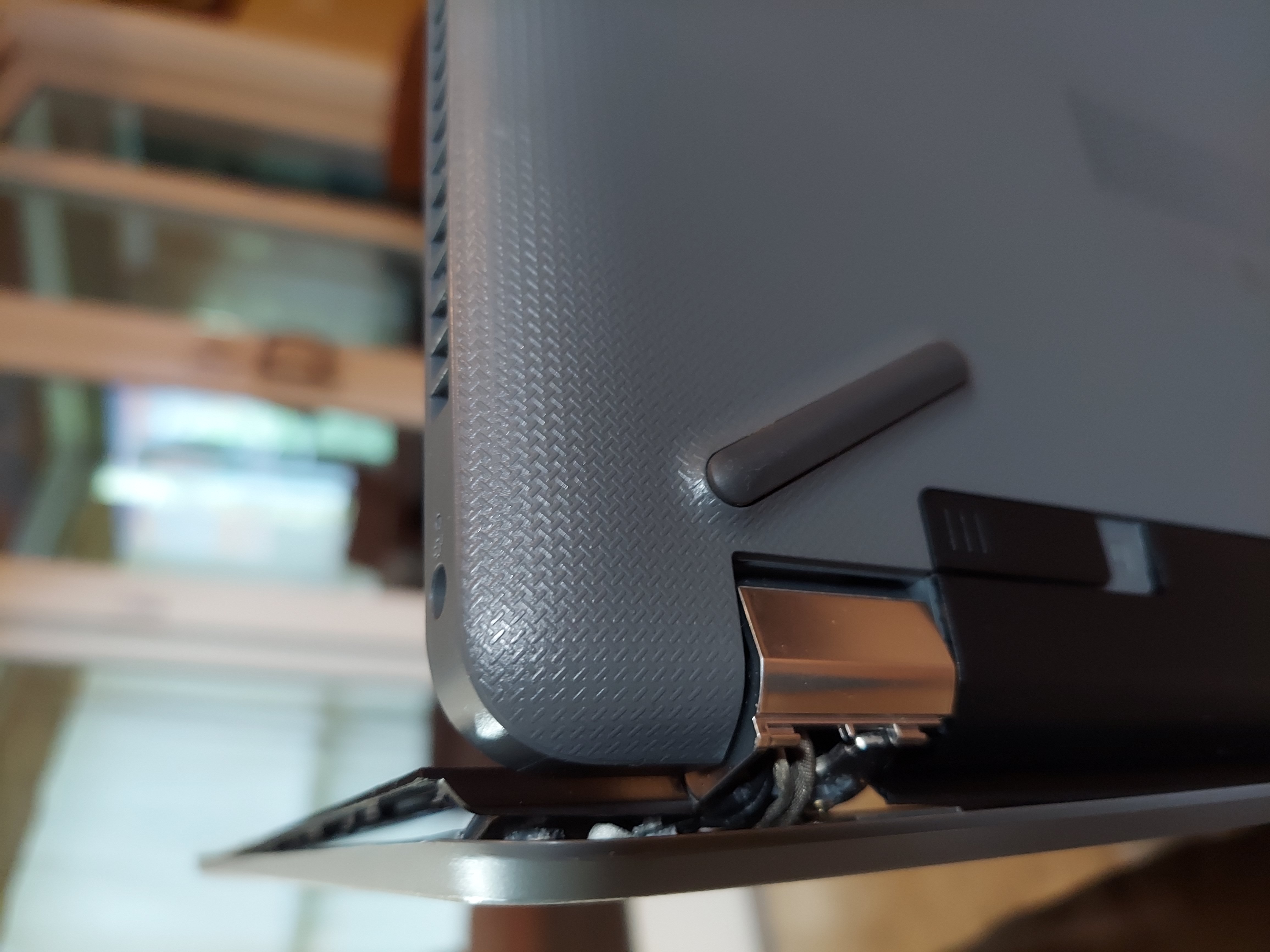 Plastic casing around laptop screen separates at join next t... - HP ...