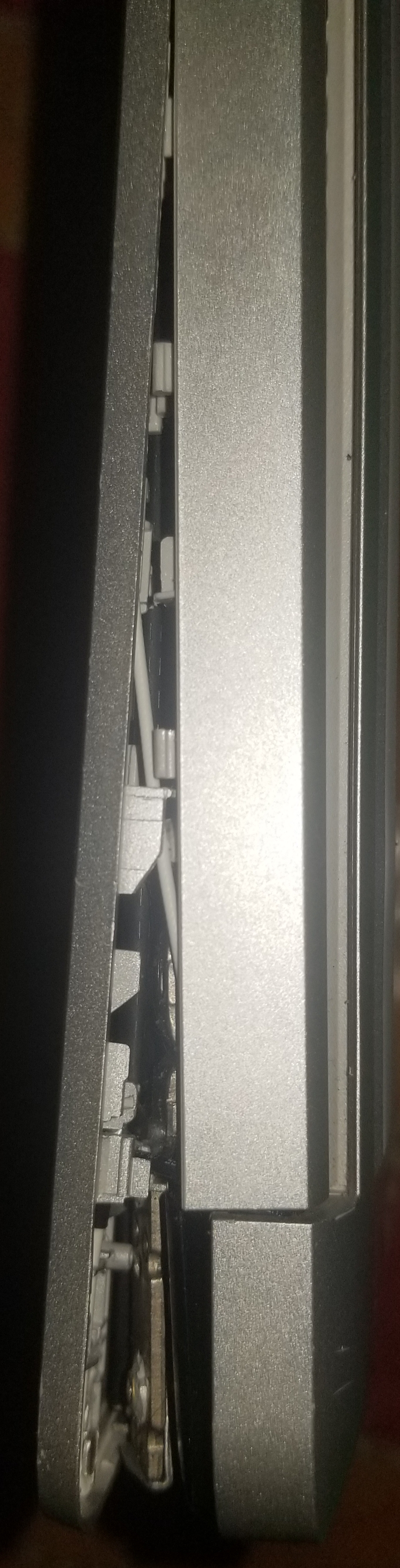 Edge of the laptop screen near hinge broke and split when tr... - HP ...