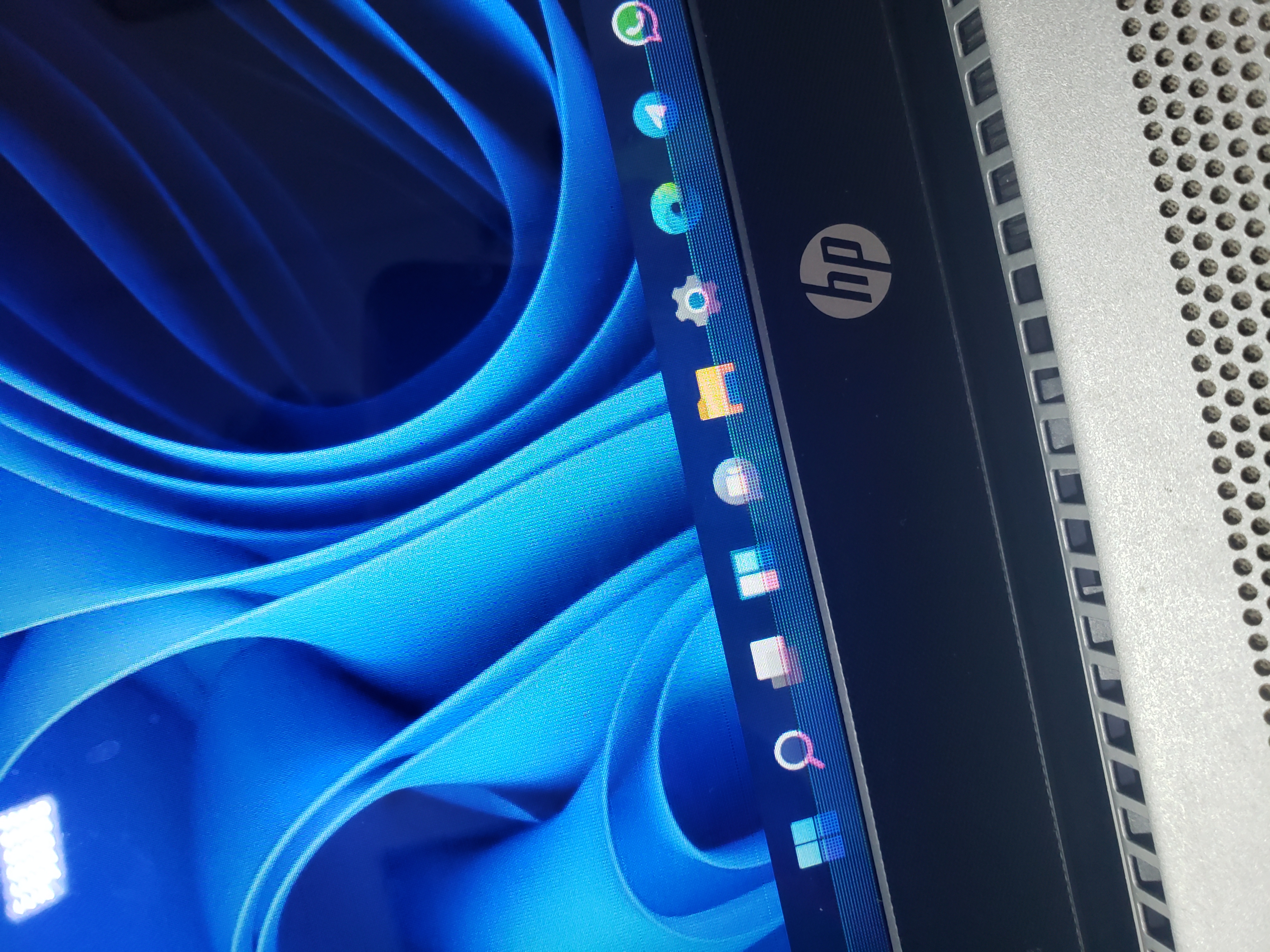 Flickering on bottom half of the screen - HP Support Community - 8186805