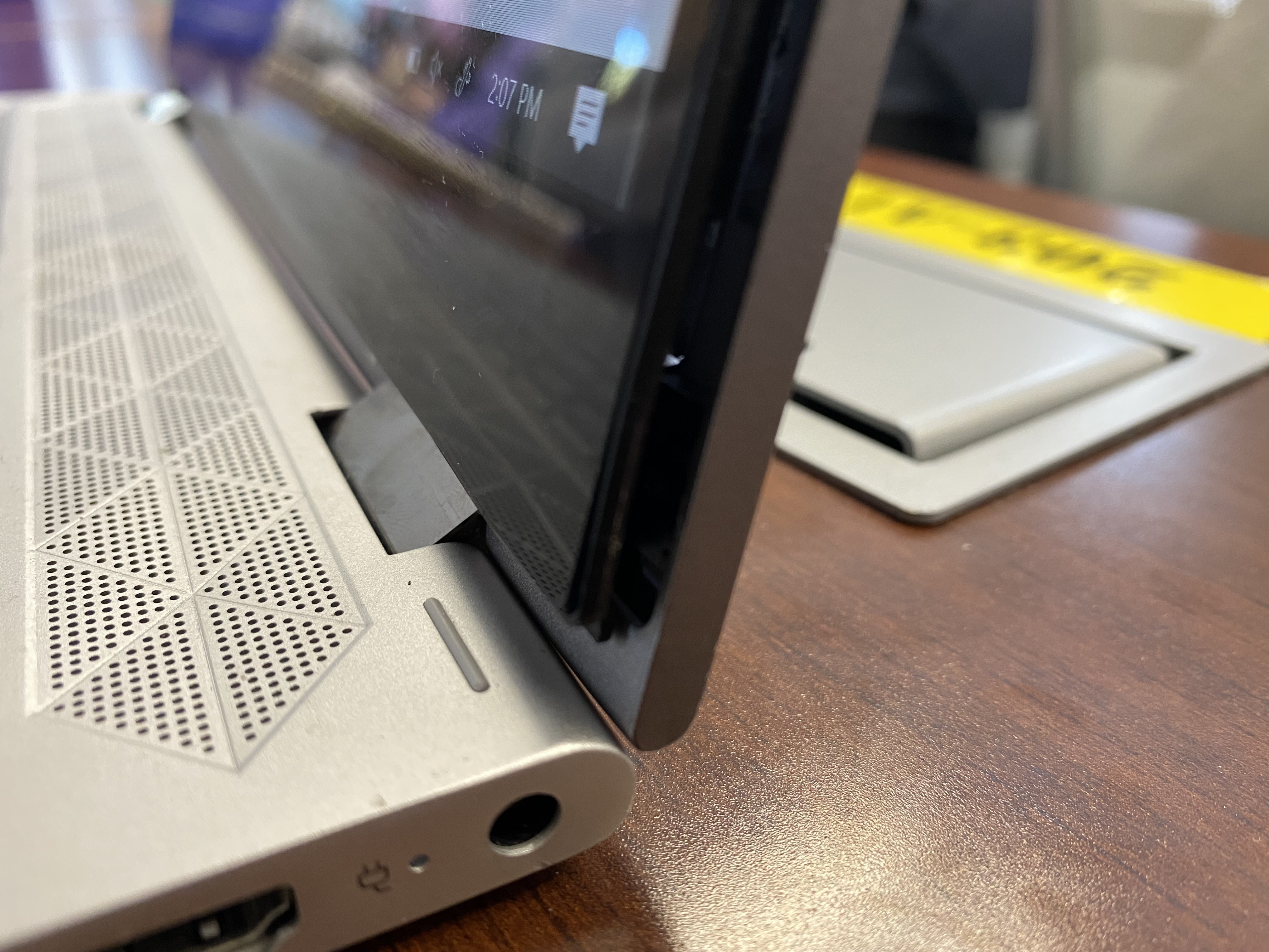 HP Pavilion Screen Popping OUt - HP Support Community - 8198930