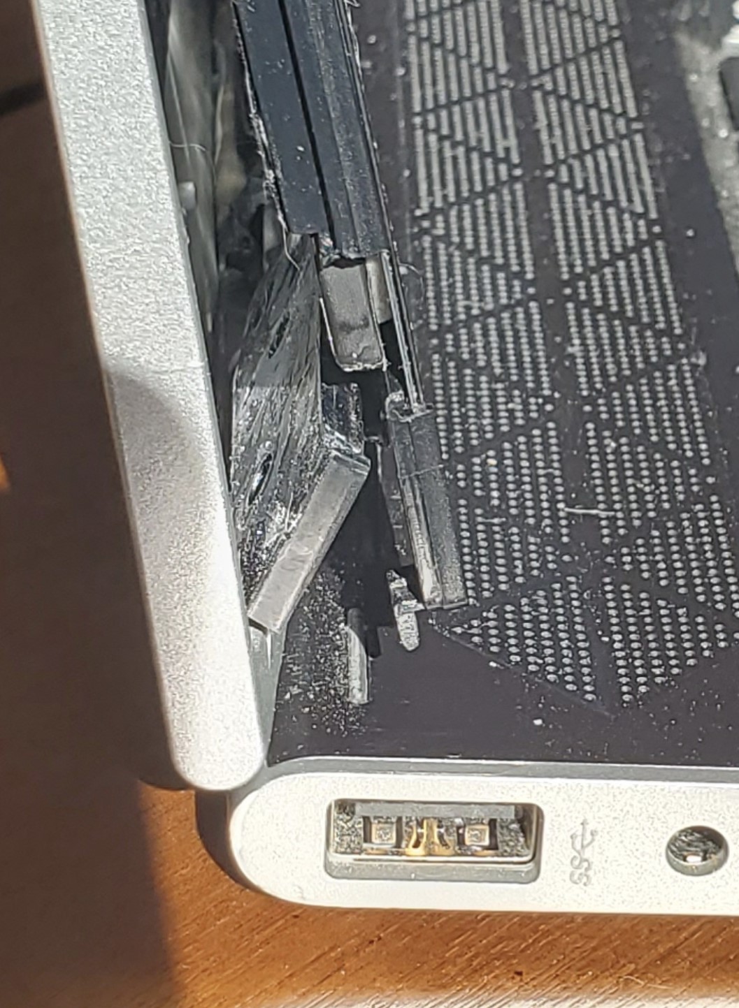 Laptop Hinges Broken - HP Support Community - 8314530