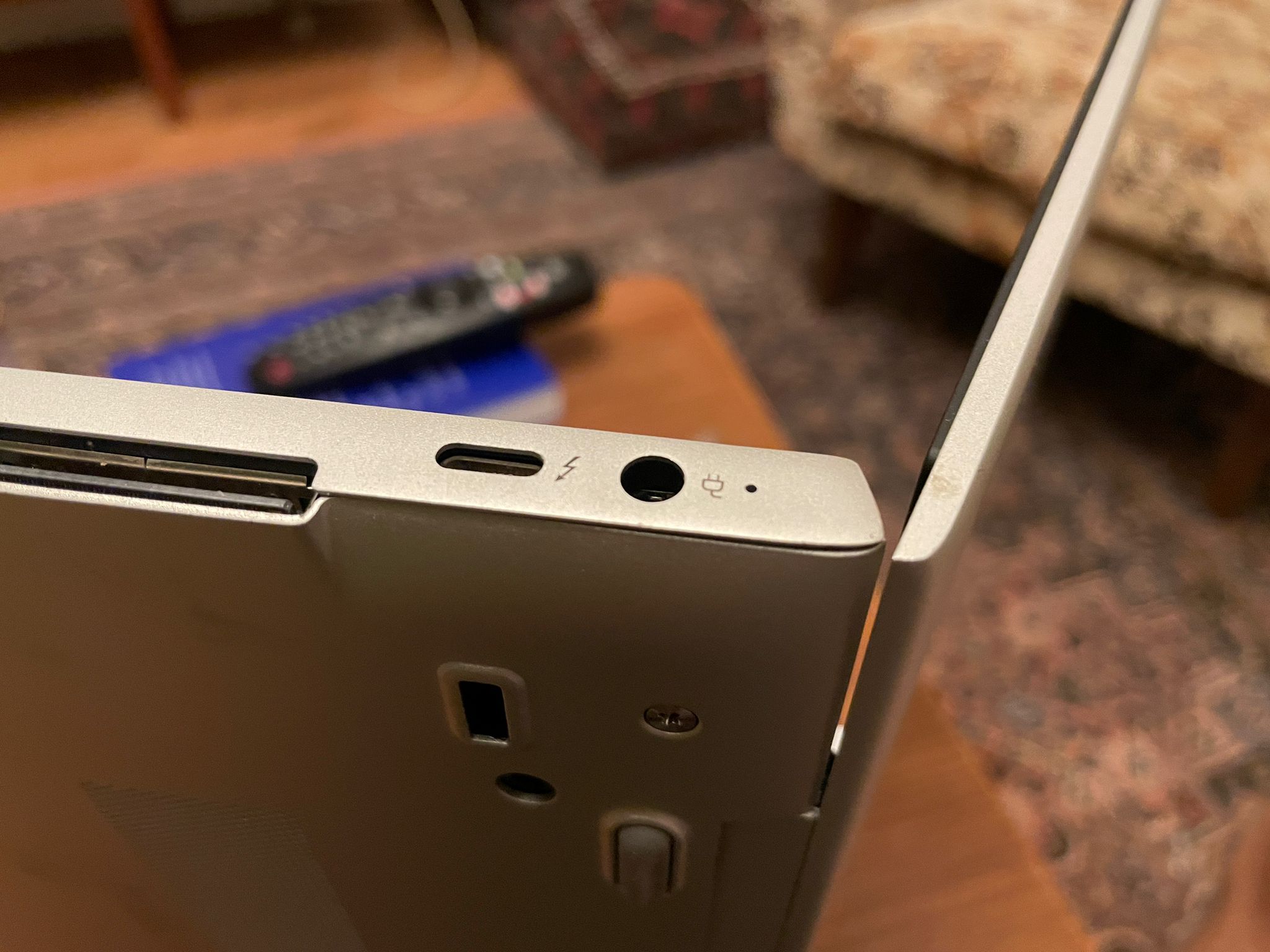 HP Elitebook 830 screen flickers when charger is plugged in - HP ...