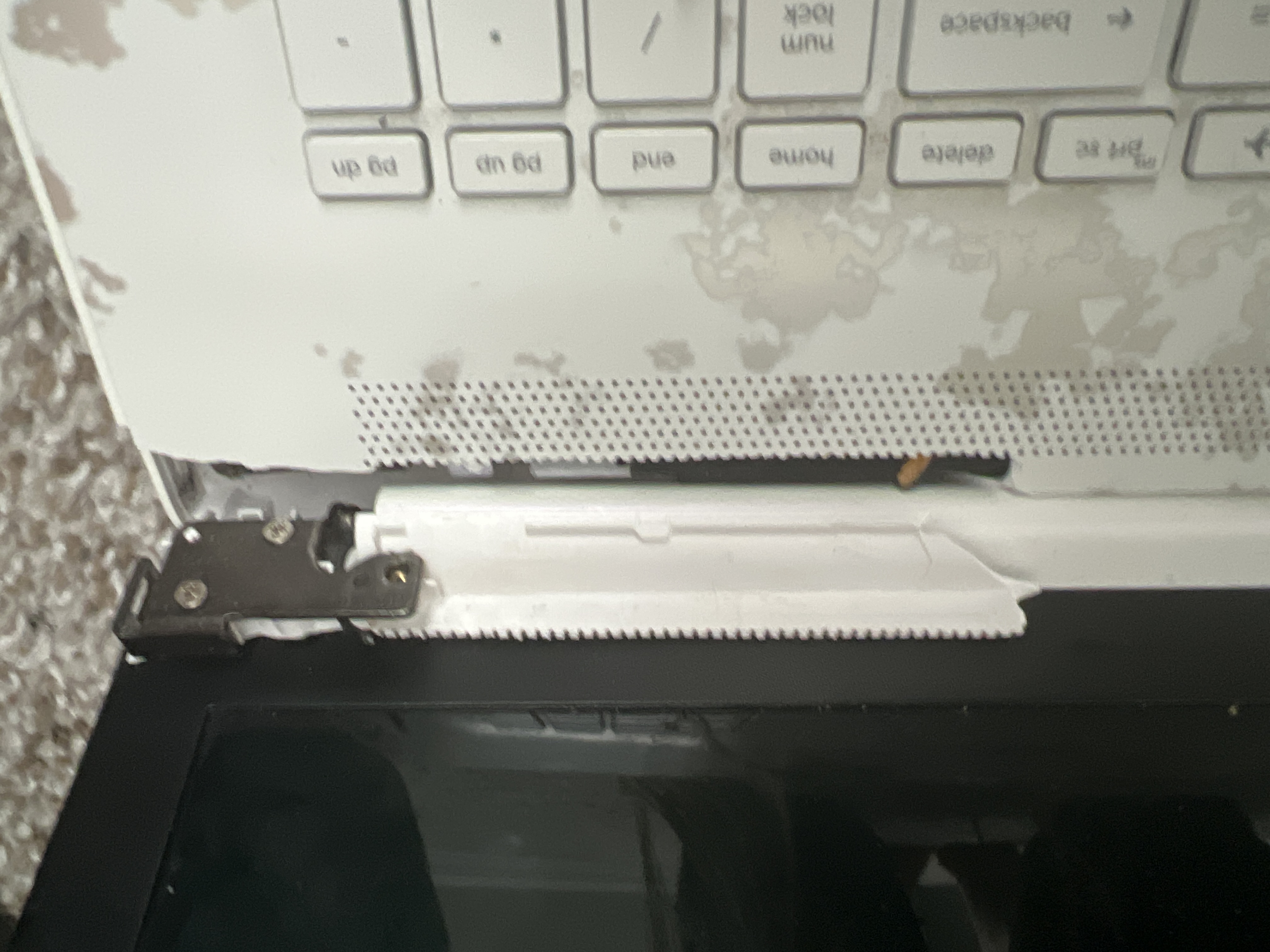Crack housing by hinge - HP Support Community - 8624561