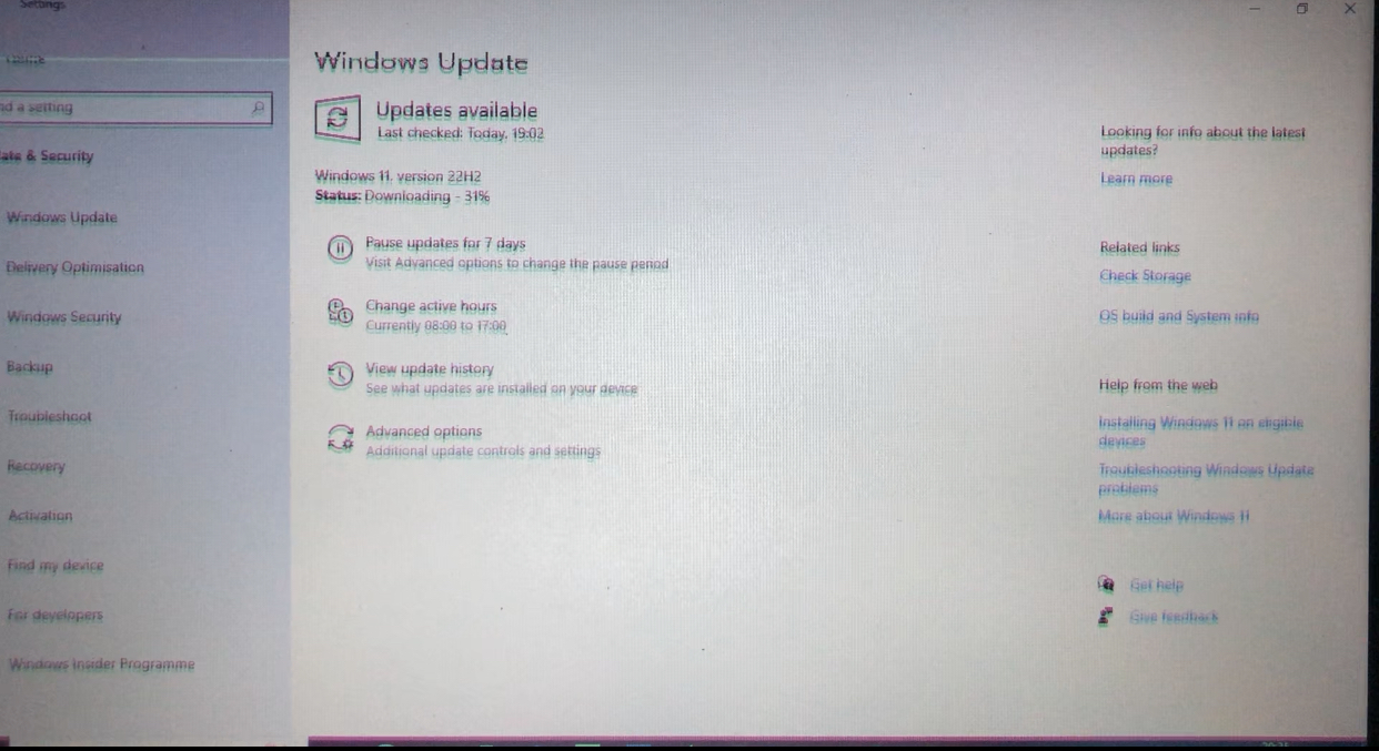 Green and pink duplicate laptop screen with visible refreshi... - HP ...
