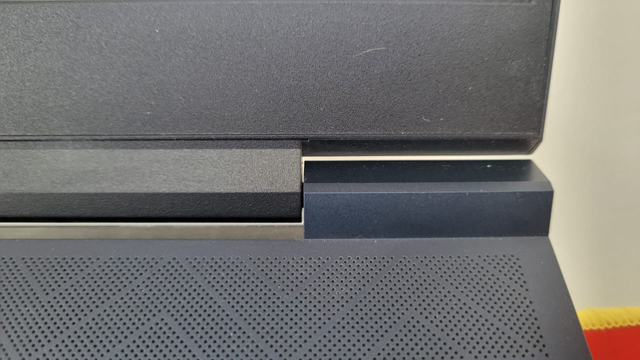 Mounting the display - HP Support Community - 8656670