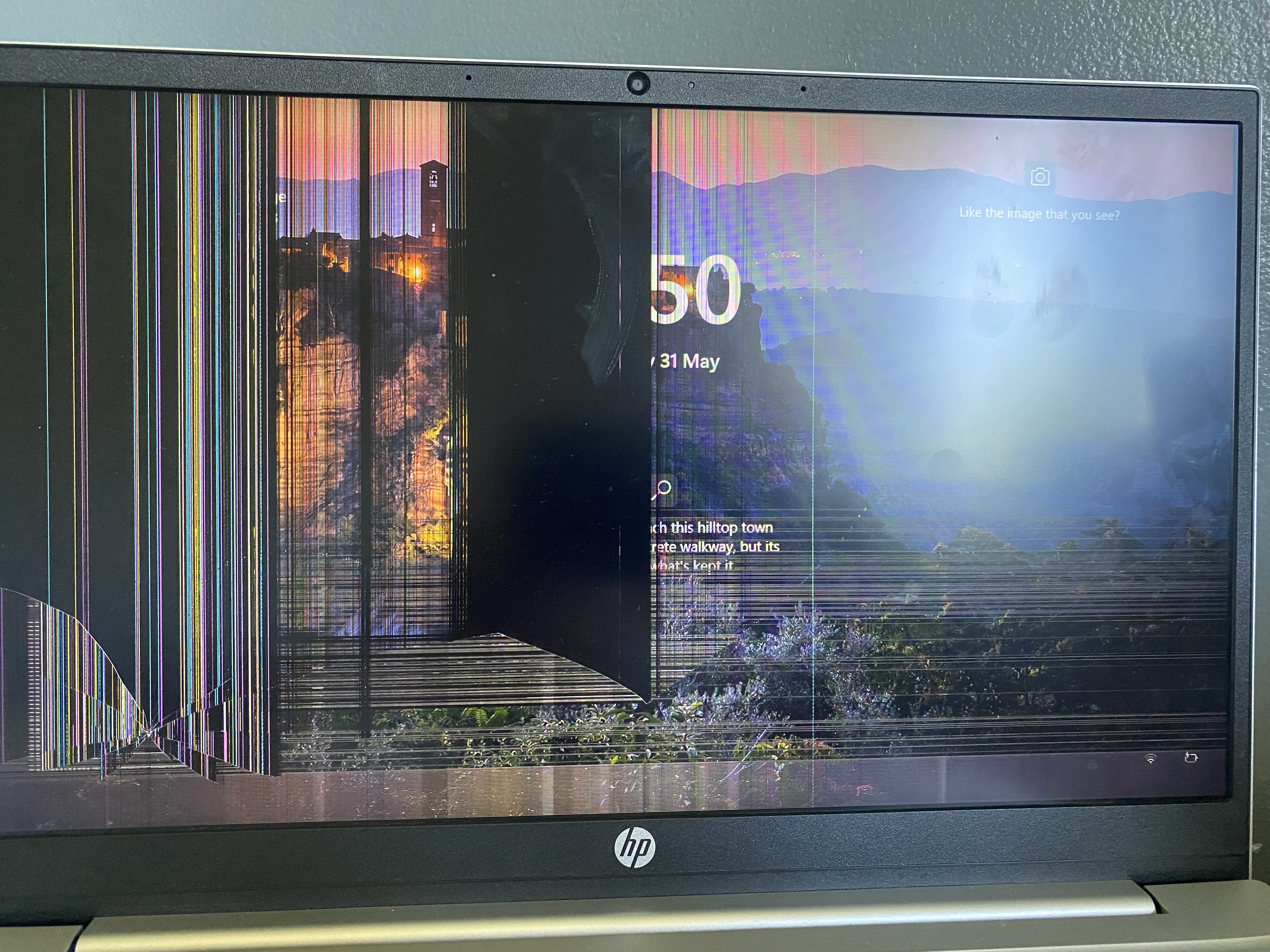 Broken screen - HP Support Community - 8700353
