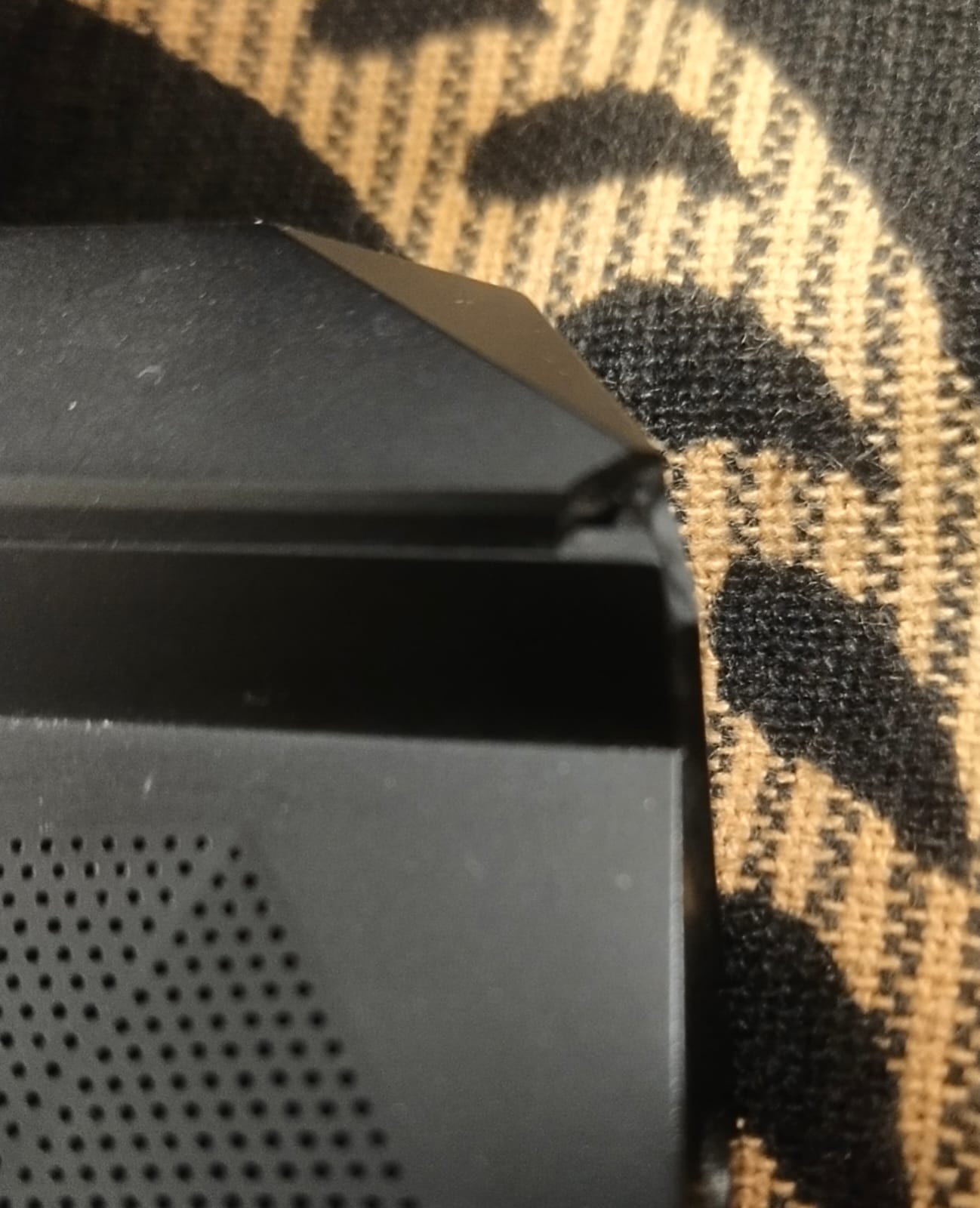 Cracks in the corners of the laptop - HP Support Community - 8701477