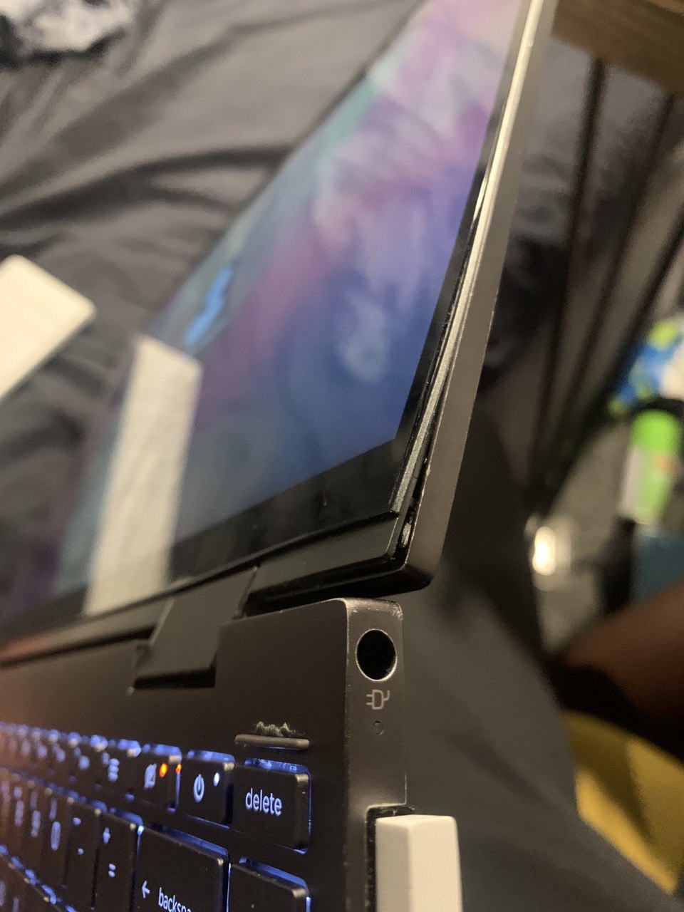 Right hinge broken, screen popped out - HP Support Community - 8705719
