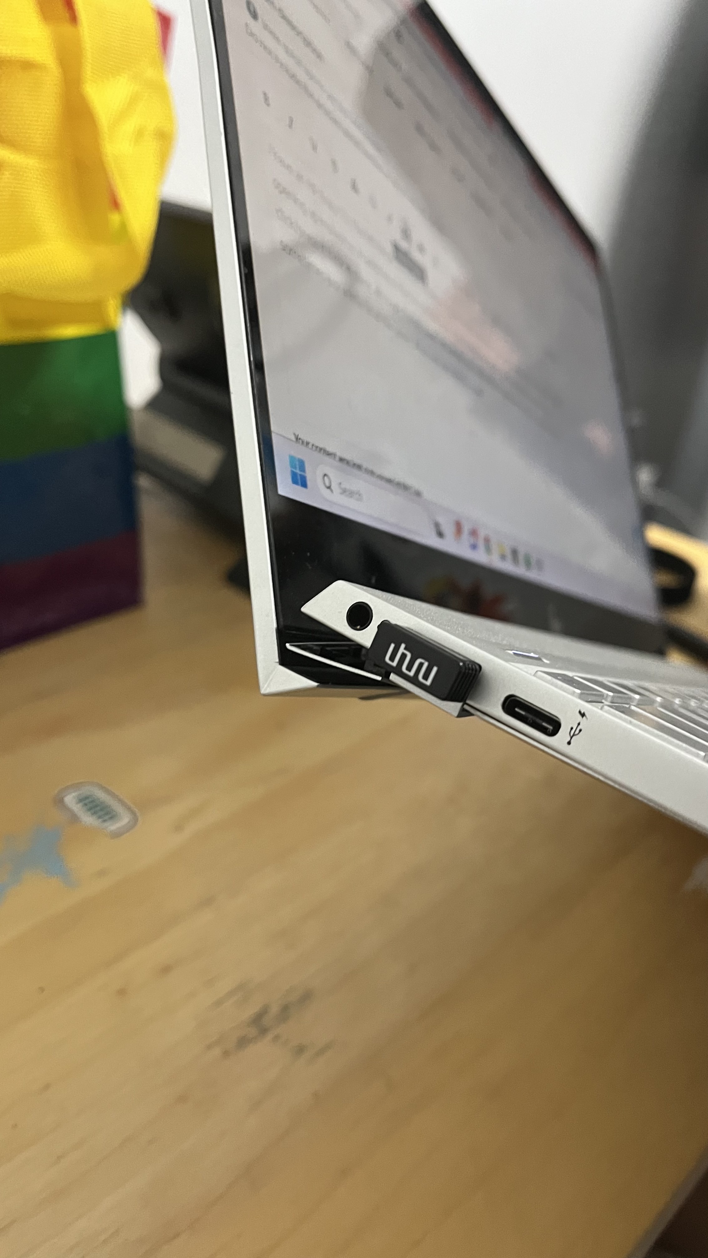 My laptop hinge is broken and it's causing my LCD screen to ... - HP ...