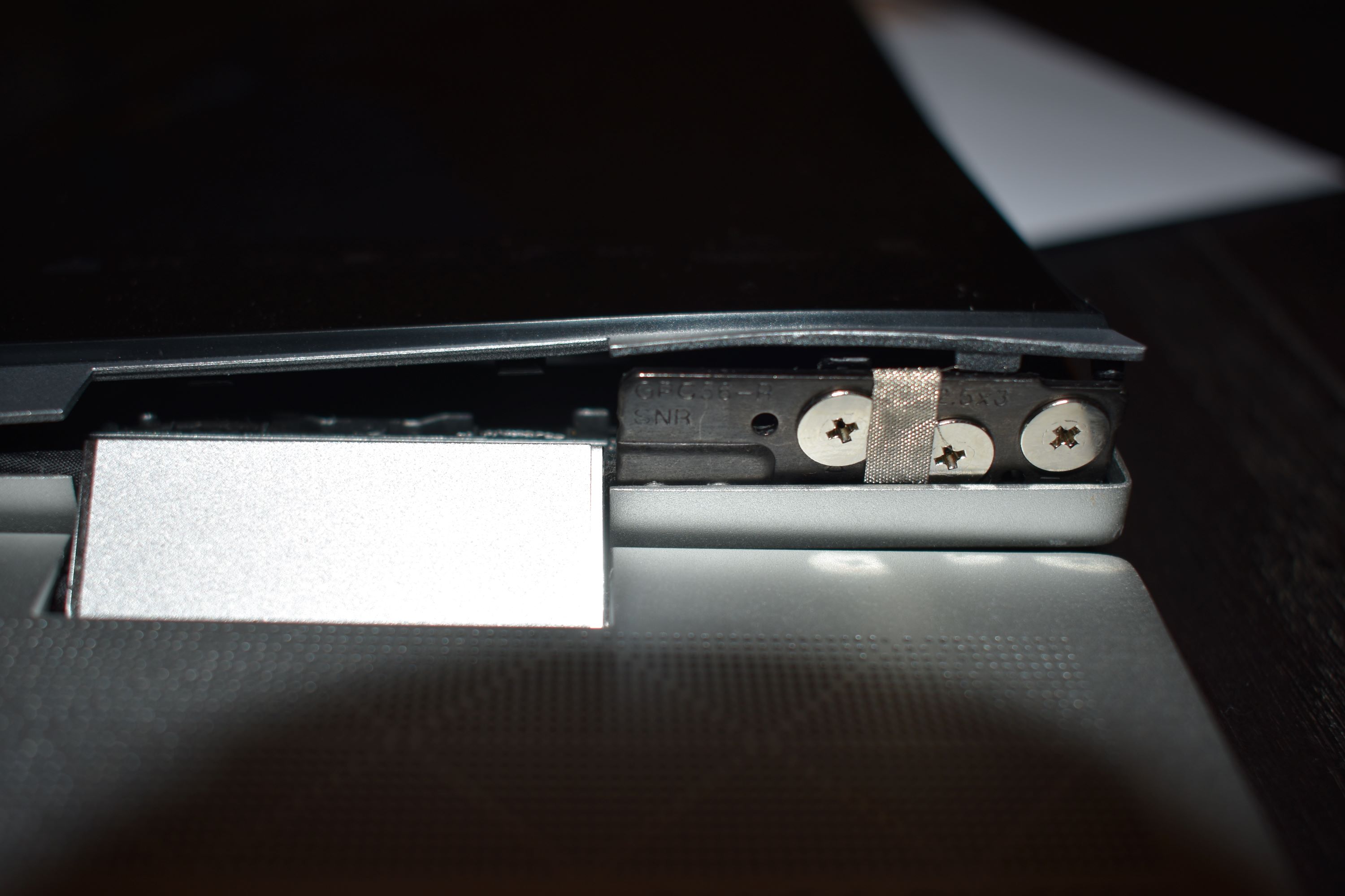 Laptop screen came loose when unfolded - HP Support Community - 8840048