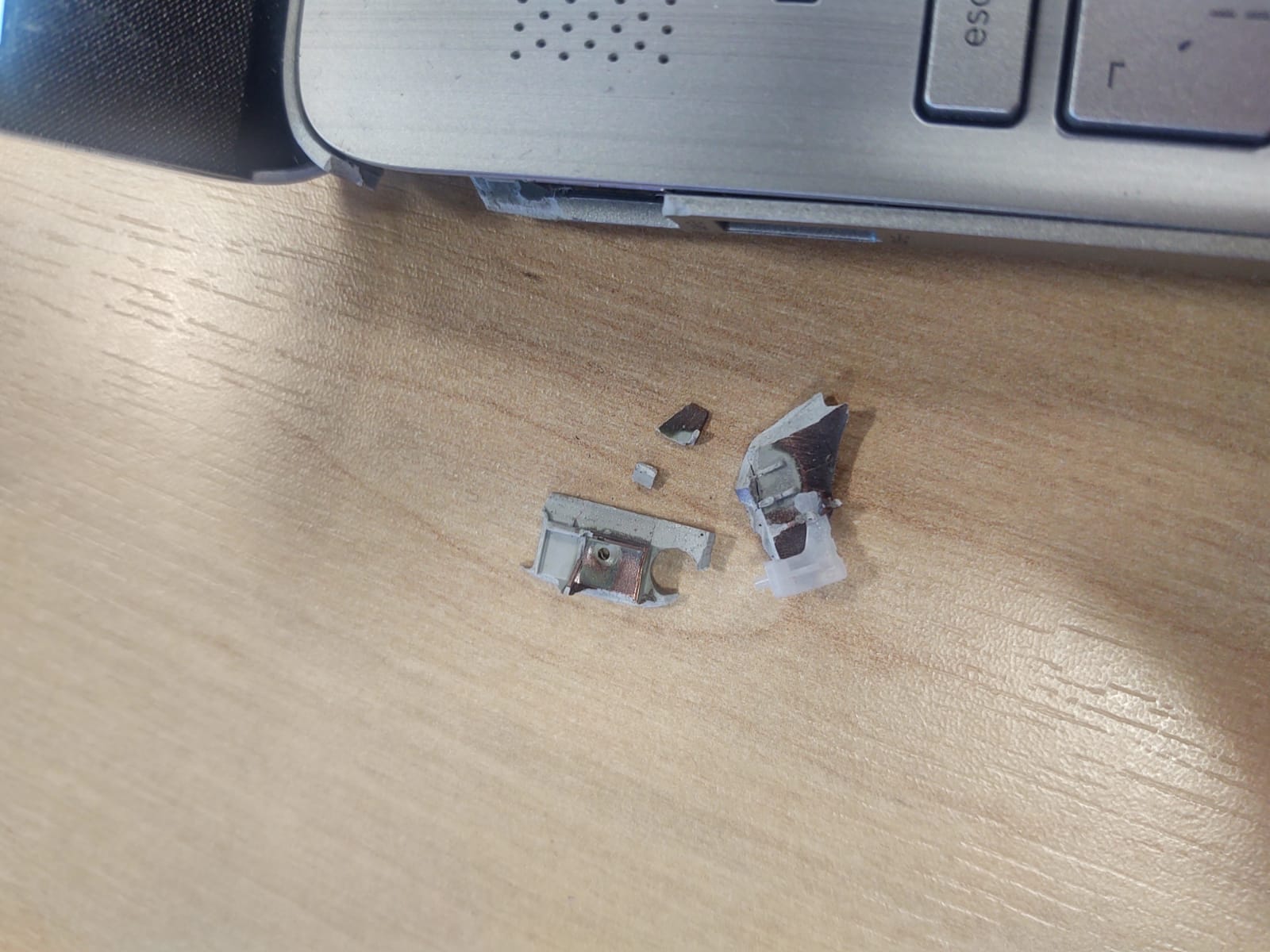 Damaged laptop casing :( - HP Support Community - 8861767