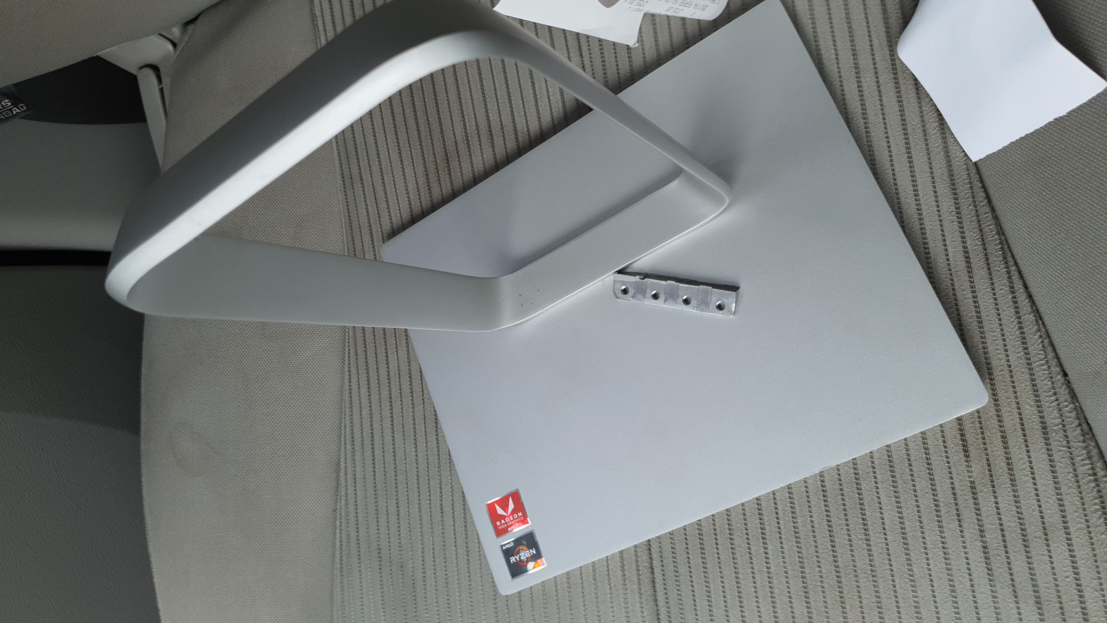 Broken stand - HP Support Community - 8871487