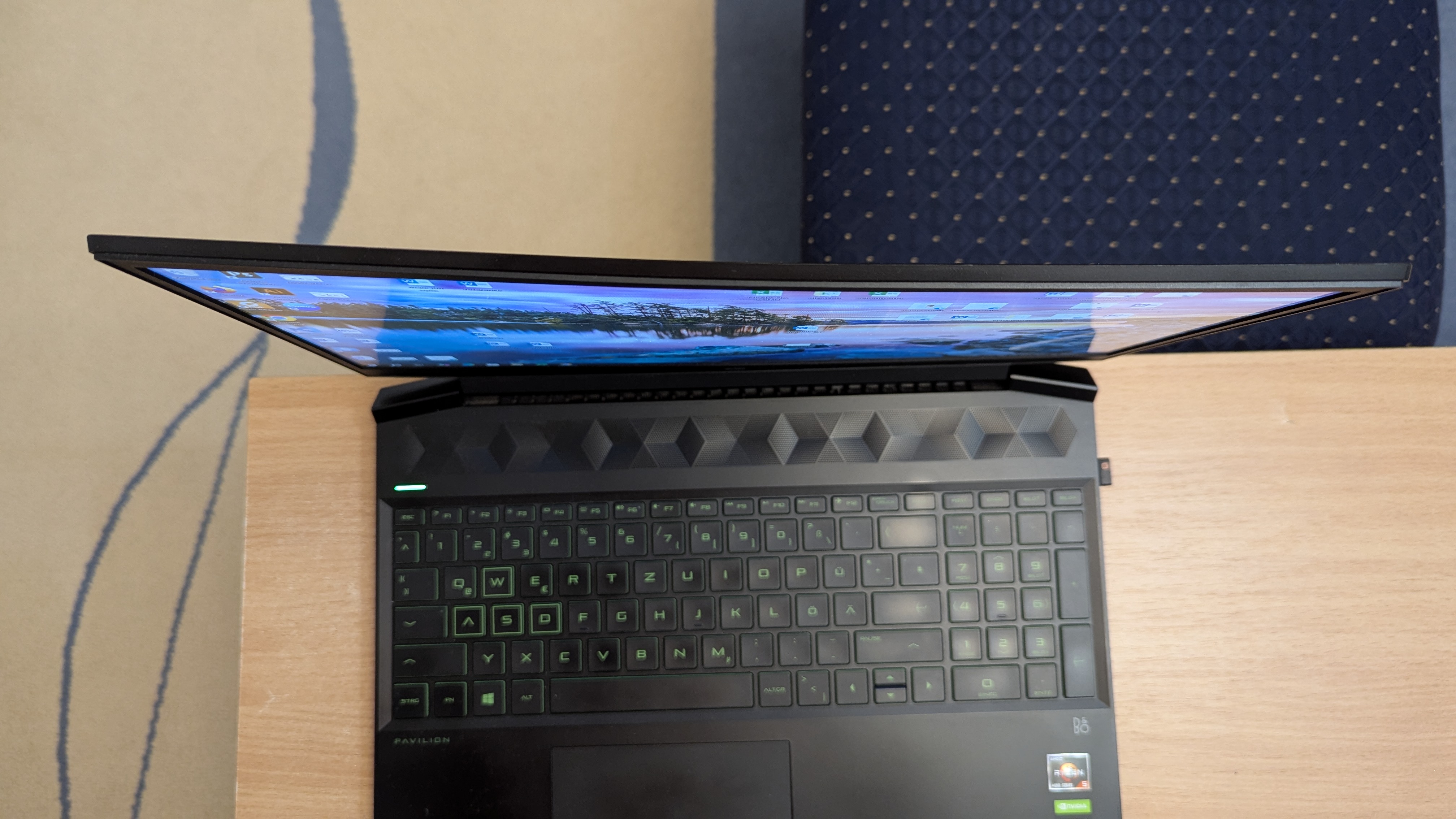 plastic monitor curved on the corner - HP Support Community - 9342689