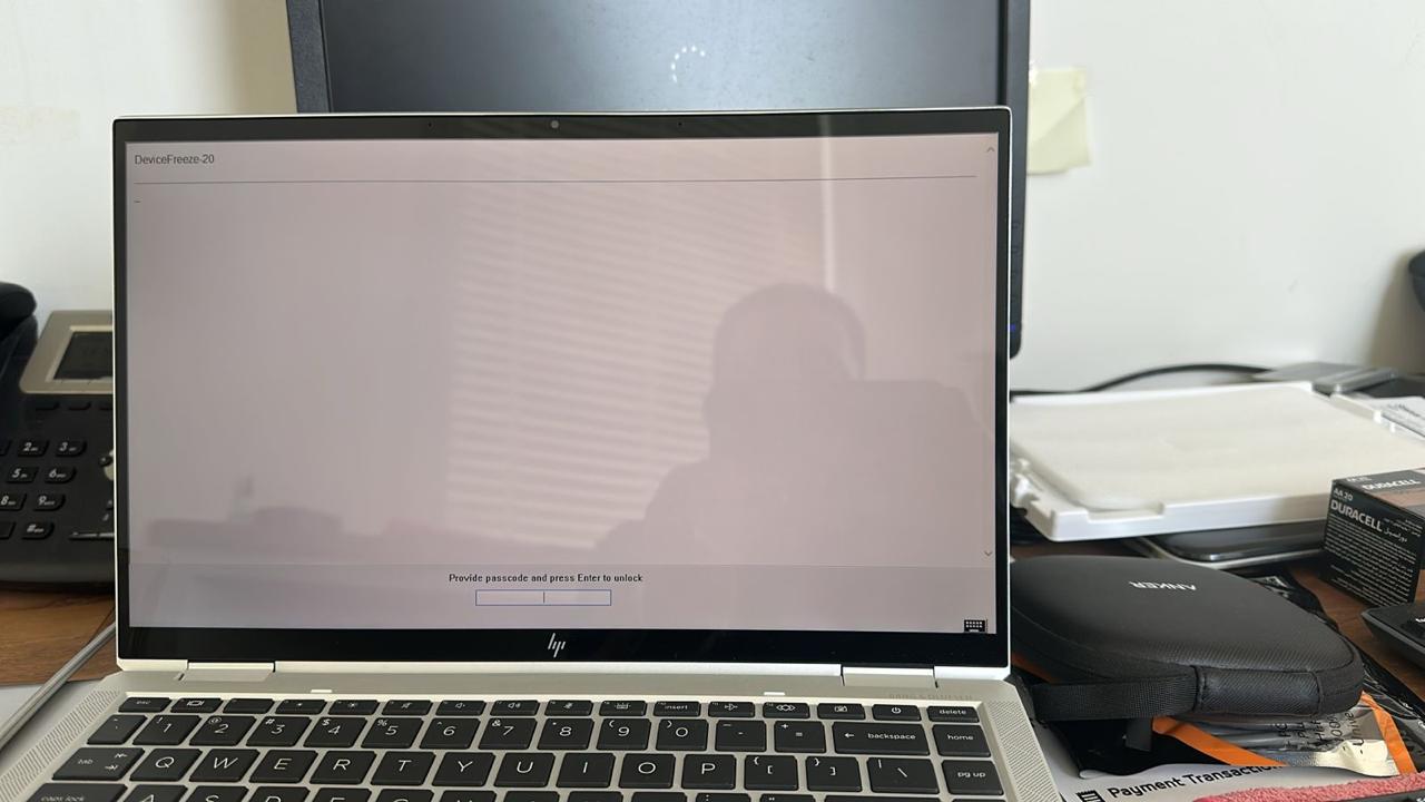 White screen showing DeviceFreeze20 with passcode - HP Support ...