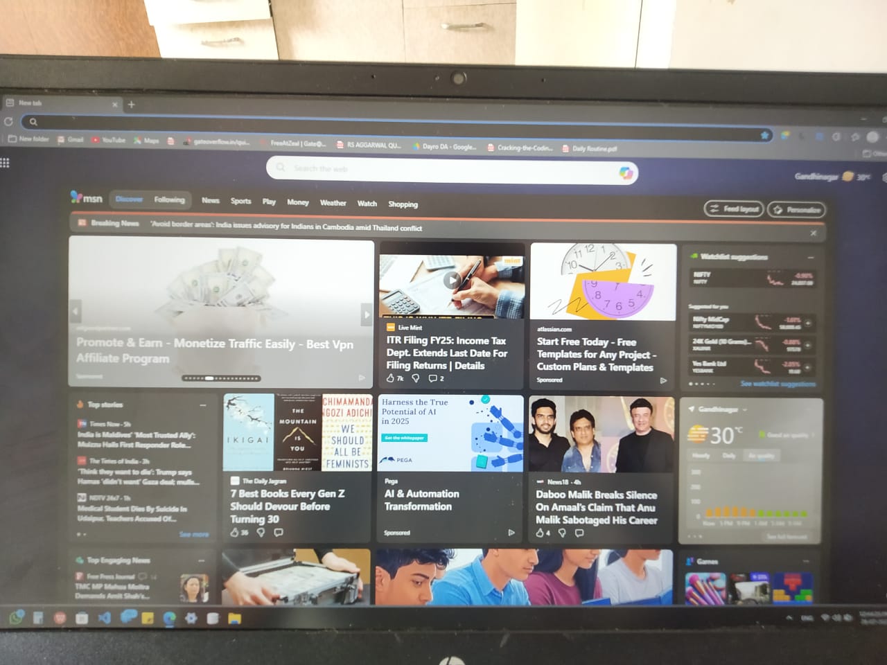 display frequently flicker for 1 or 2 second and then work n... - HP ...
