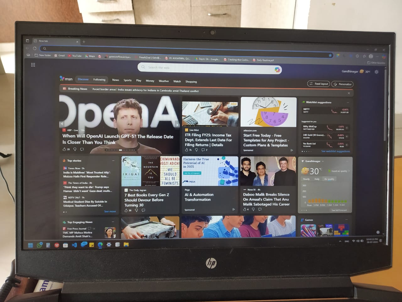 display frequently flicker for 1 or 2 second and then work n... - HP ...
