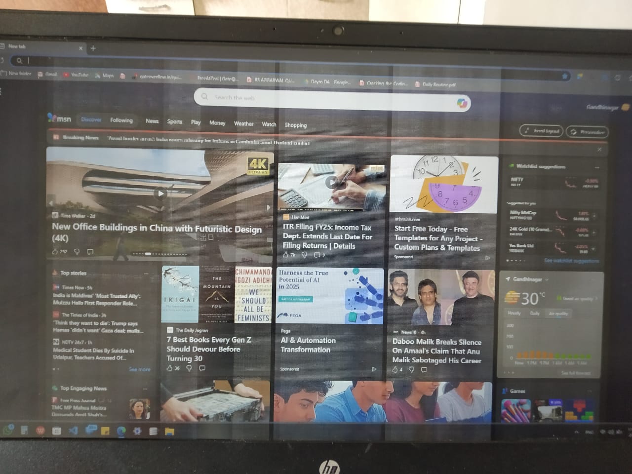 display frequently flicker for 1 or 2 second and then work n... - HP ...