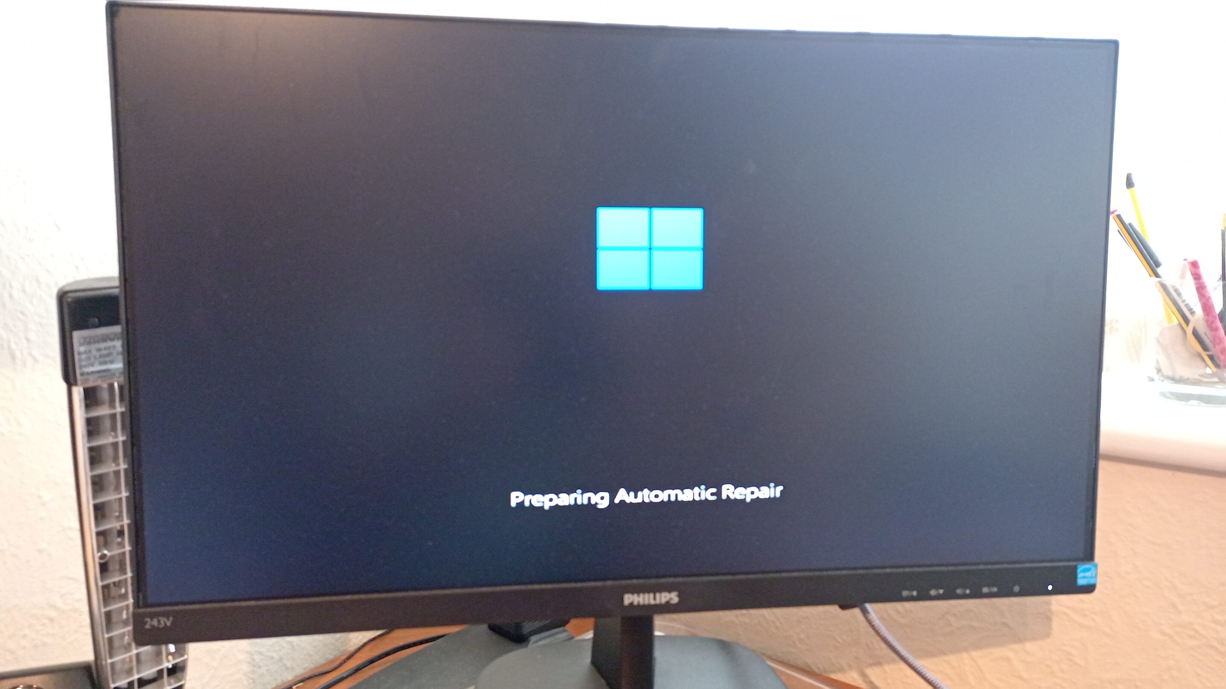 Solved: Stuck on Windows 11 blue startup logo with no white dot - BI ...