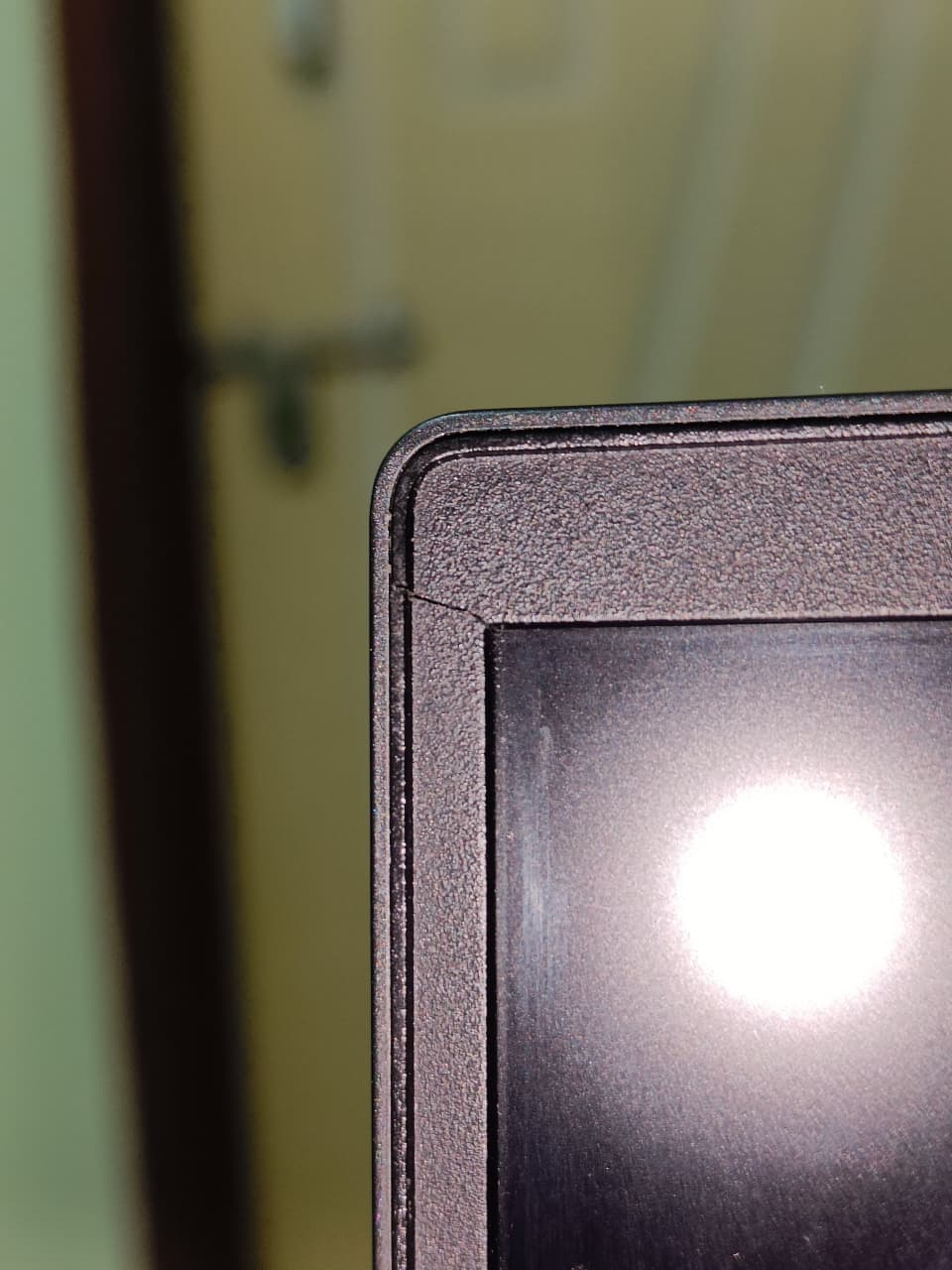 Sudden Crack on OMEN by HP 16-n0xxx Display Bezel– No Physic... - HP ...